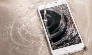 What to Do if you Ever Drop your Phone in Salt Water - AndroidSRC